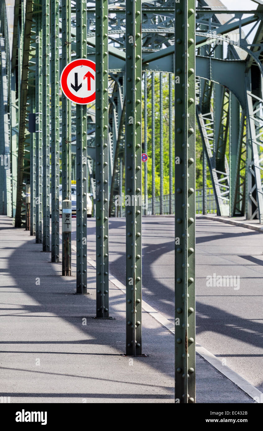 Car against traffic flow hi-res stock photography and images - Alamy
