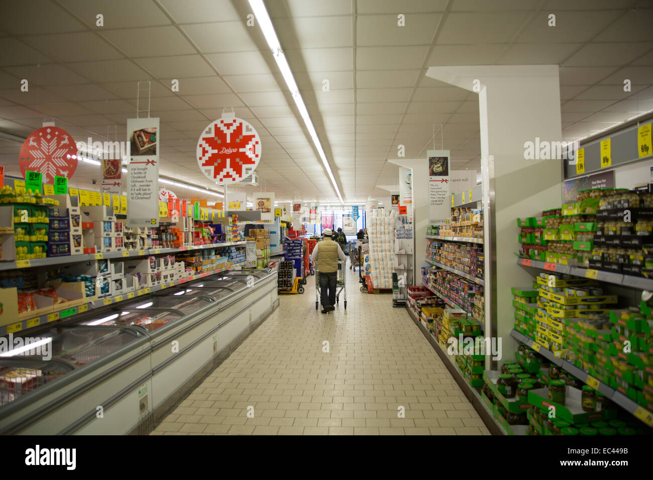 A shopping aisle at a Lidl supermarket Stock Photo - Alamy