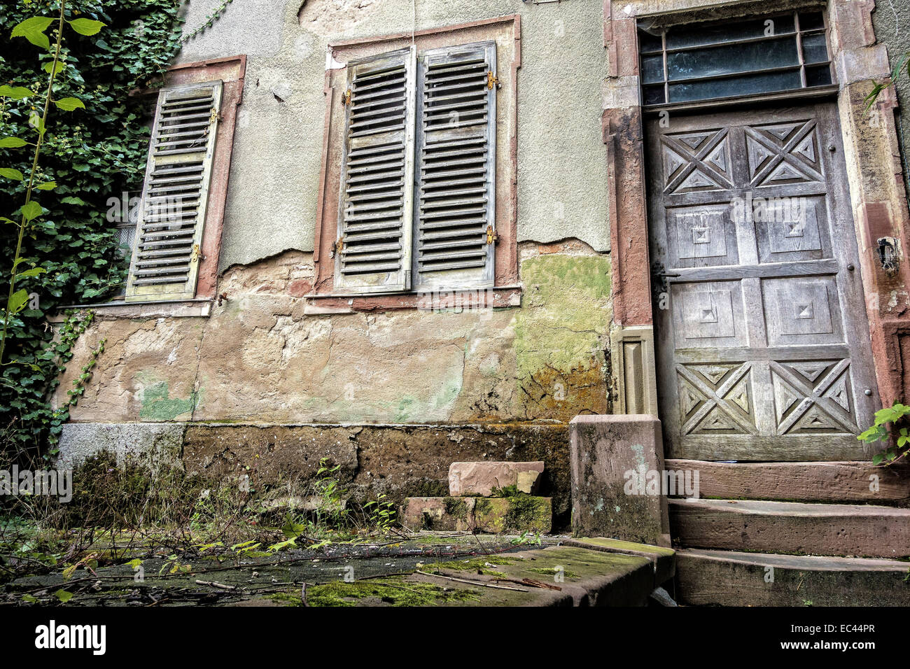 Windowless houses hi-res stock photography and images - Alamy