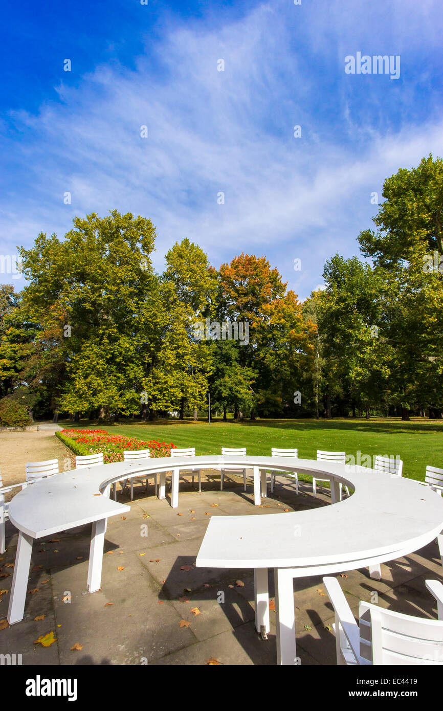 Round table discussions hi-res stock photography and images - Alamy