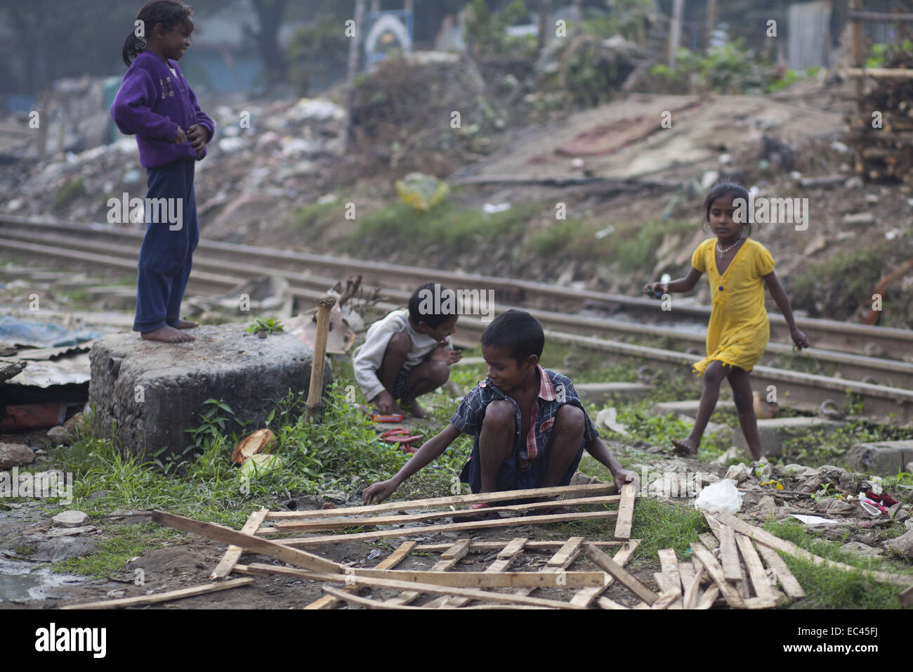 Children in slums dhaka bangladesh hi-res stock photography and images ...