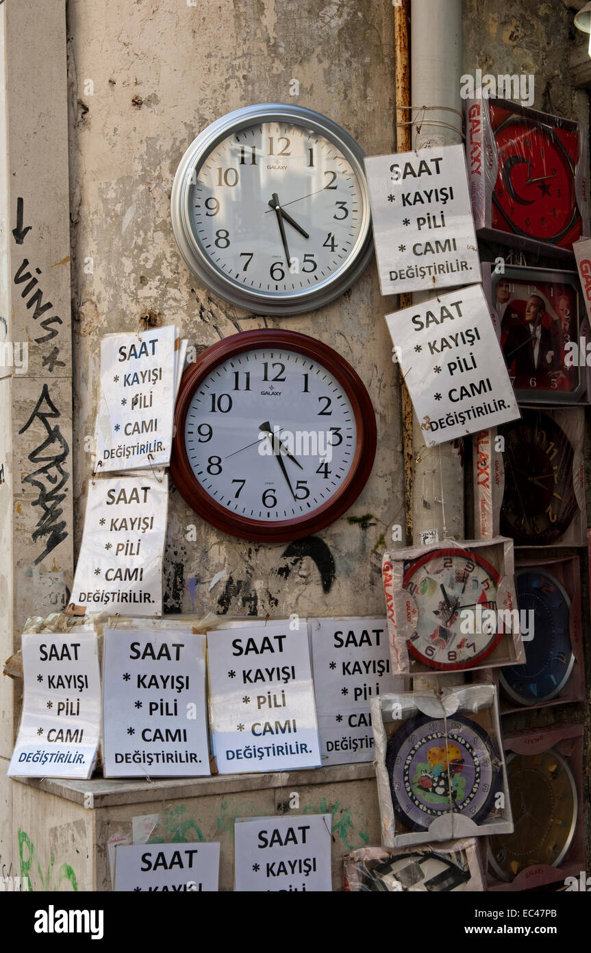 Wall clocks hi-res stock photography and images - Alamy
