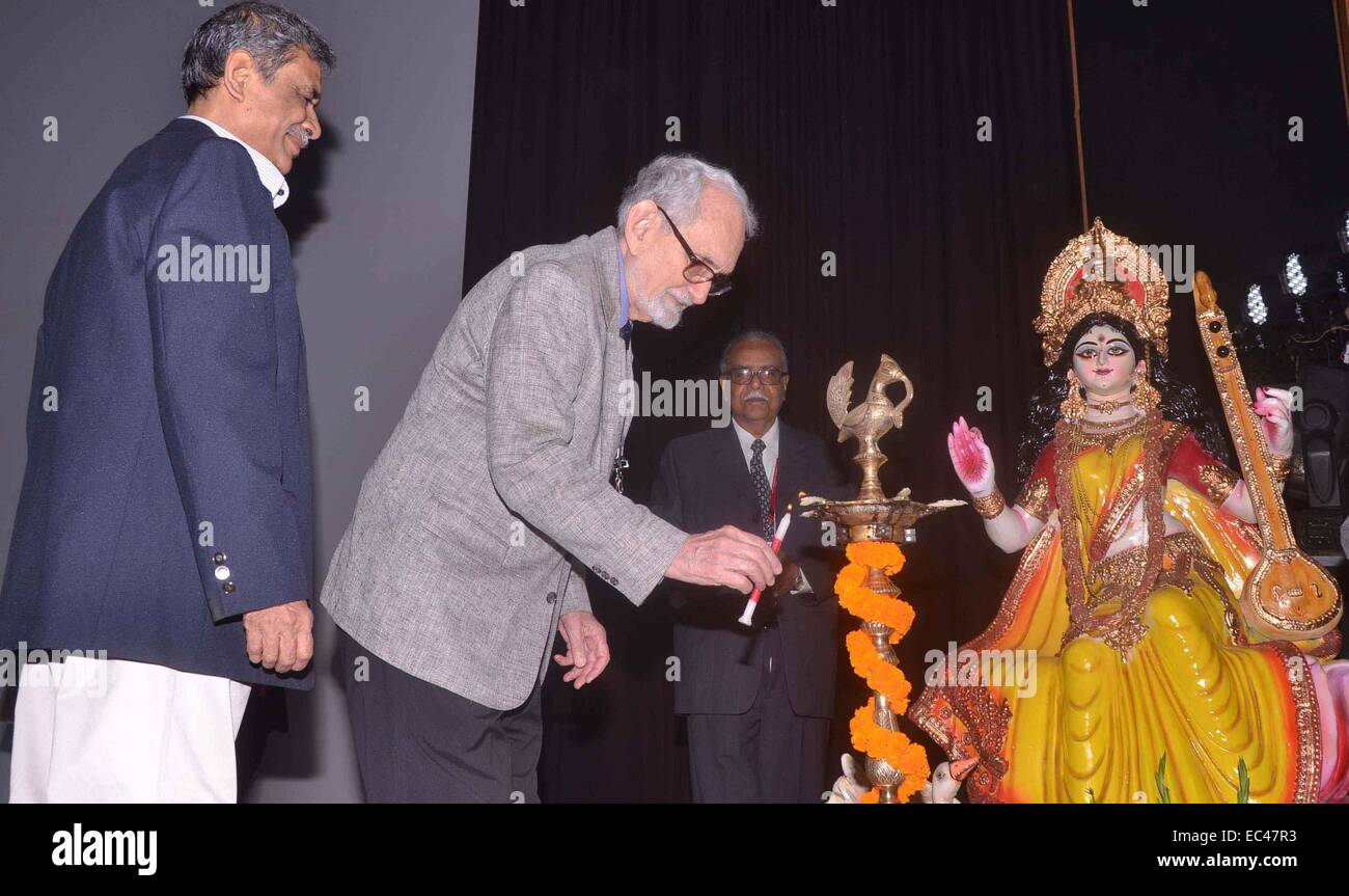 Nobel Laureate awardee, Robert Curl interacts with the students during ...