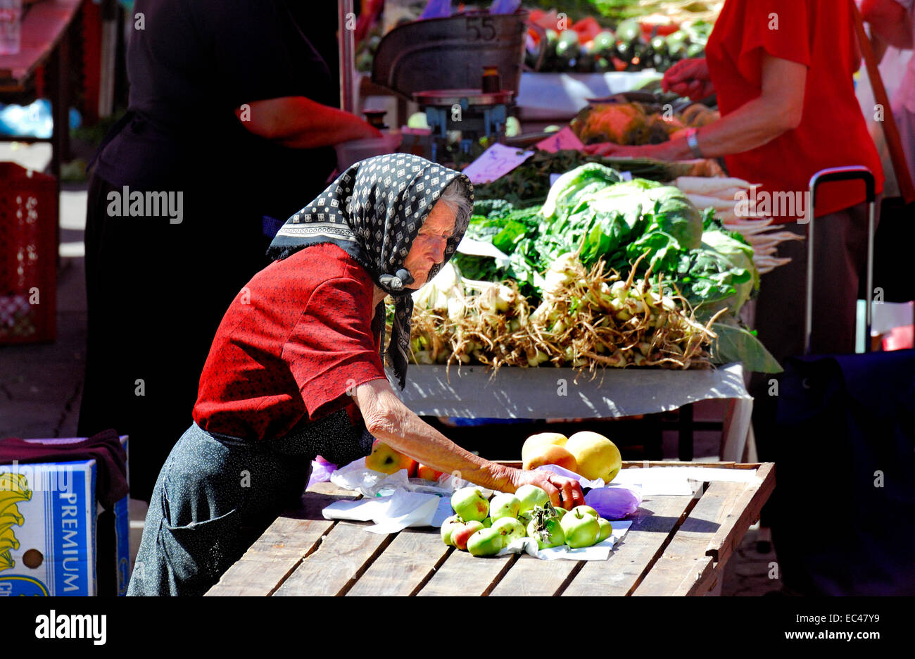 Old woman vegetable market stall hi-res stock photography and images ...
