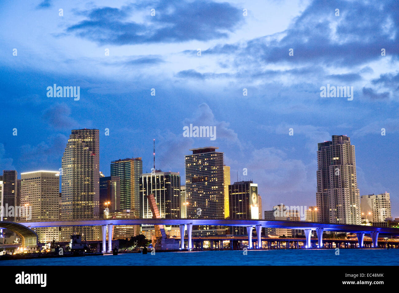 No one with skyline outdoors hi-res stock photography and images - Alamy
