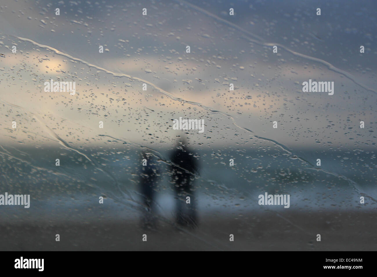 Human in rain hi-res stock photography and images - Alamy