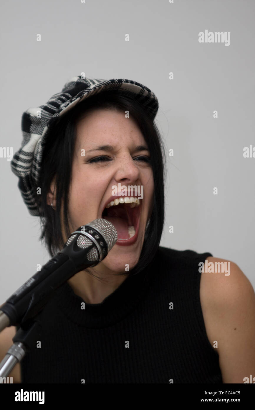 Dark haired singer hi-res stock photography and images - Alamy
