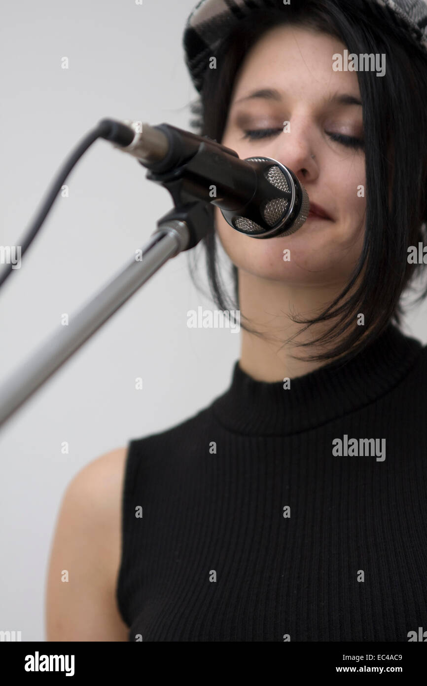 Dark haired singer hi-res stock photography and images - Alamy