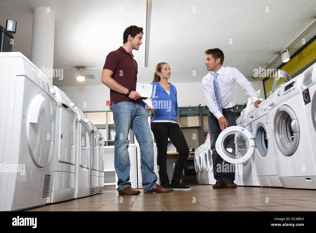 Woman closing washing machine hi-res stock photography and images - Alamy