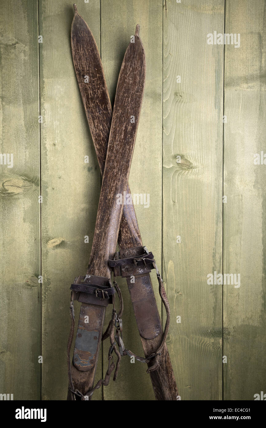 Antique wooden skis hi-res stock photography and images - Alamy