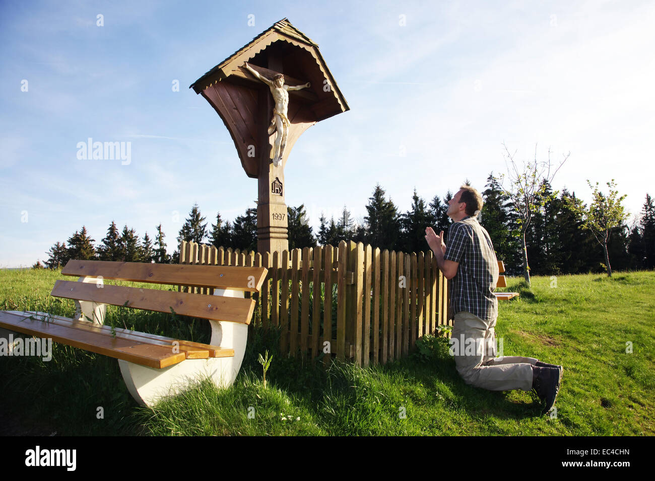 Praying by wayside cross hi-res stock photography and images - Alamy