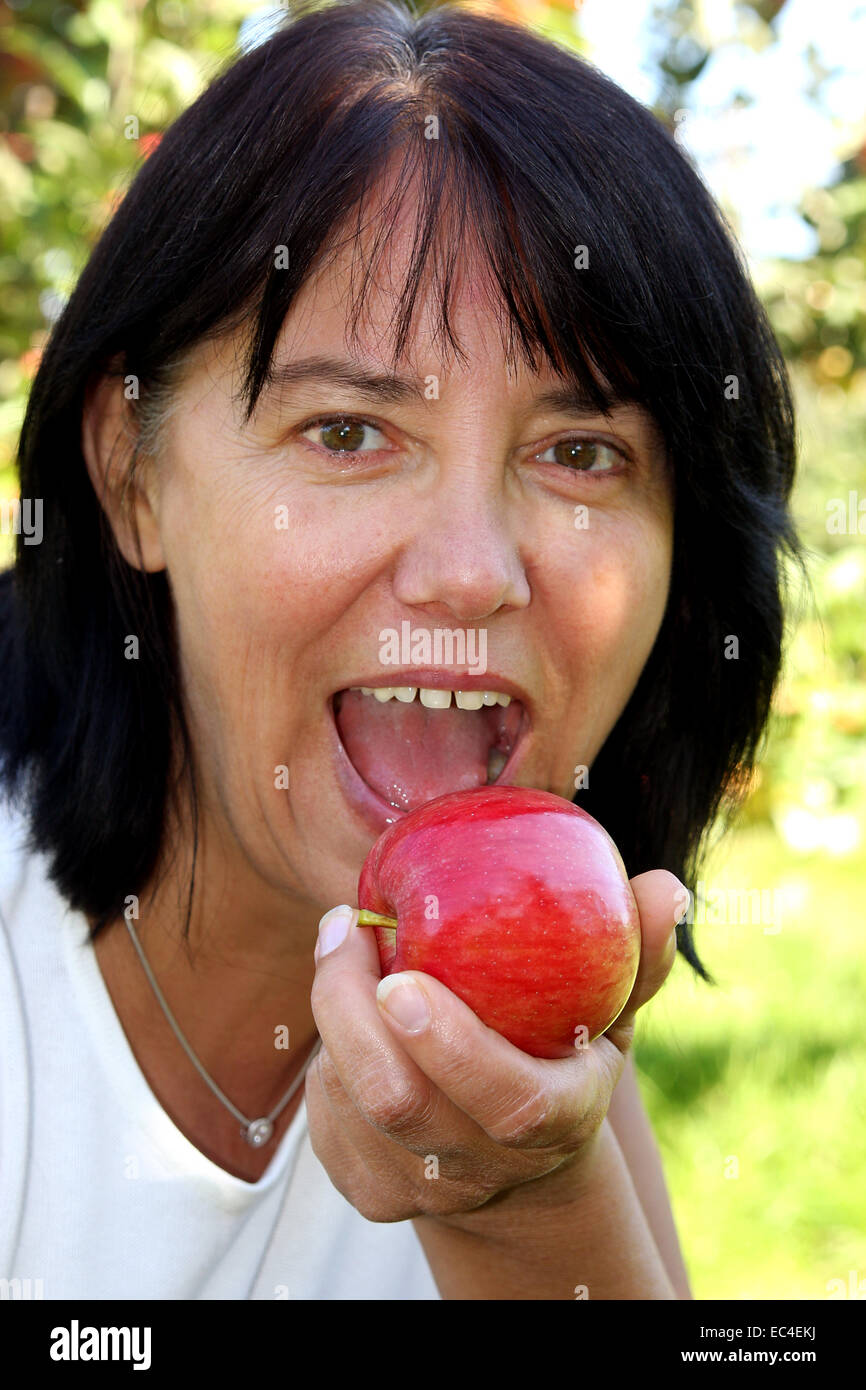 woman eat apple Stock Photo - Alamy