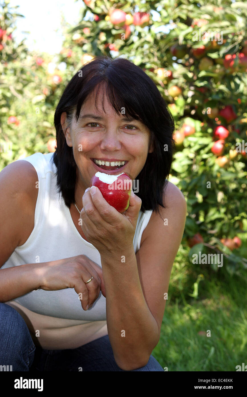 woman eat apple Stock Photo - Alamy