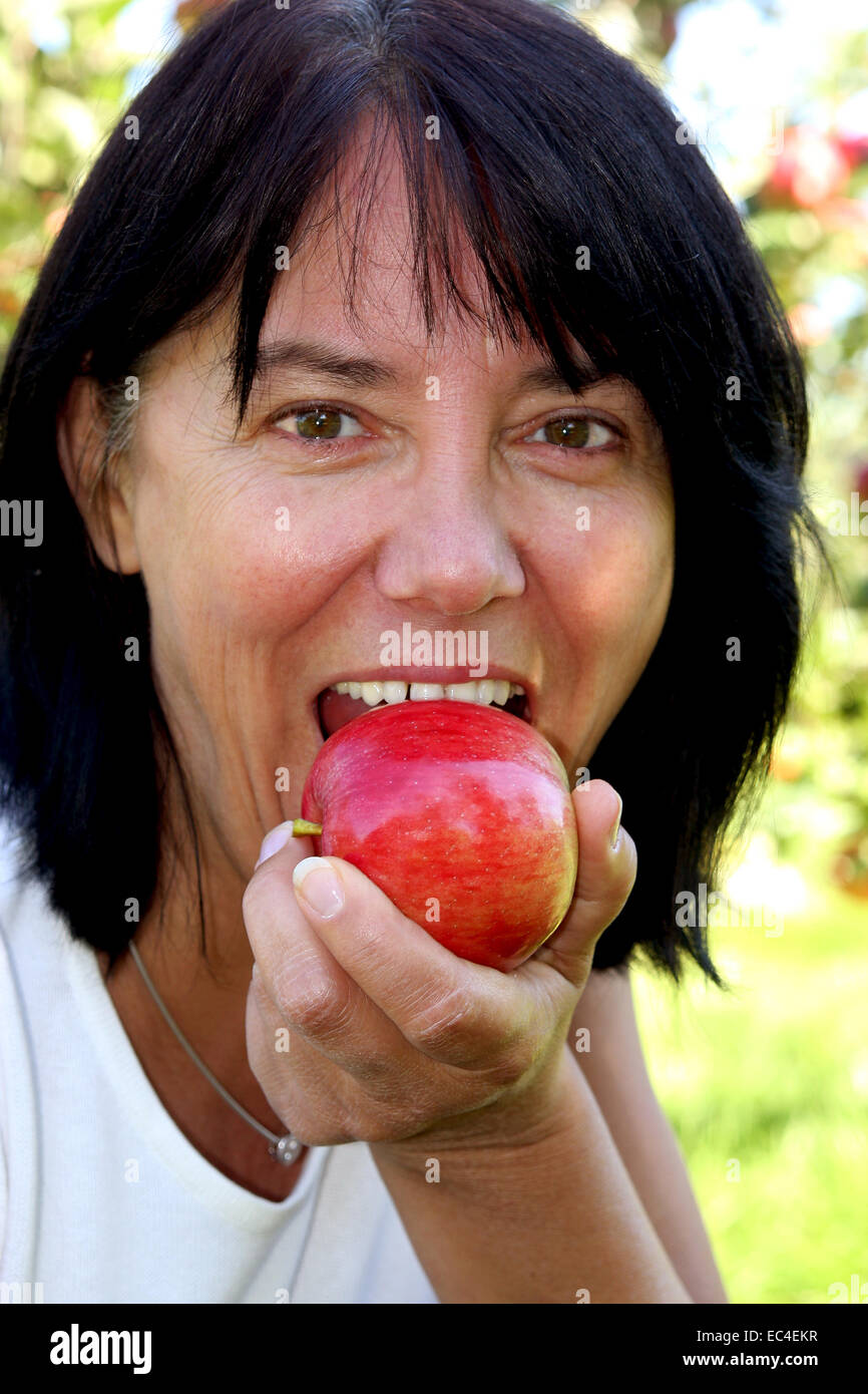 woman eat apple Stock Photo - Alamy