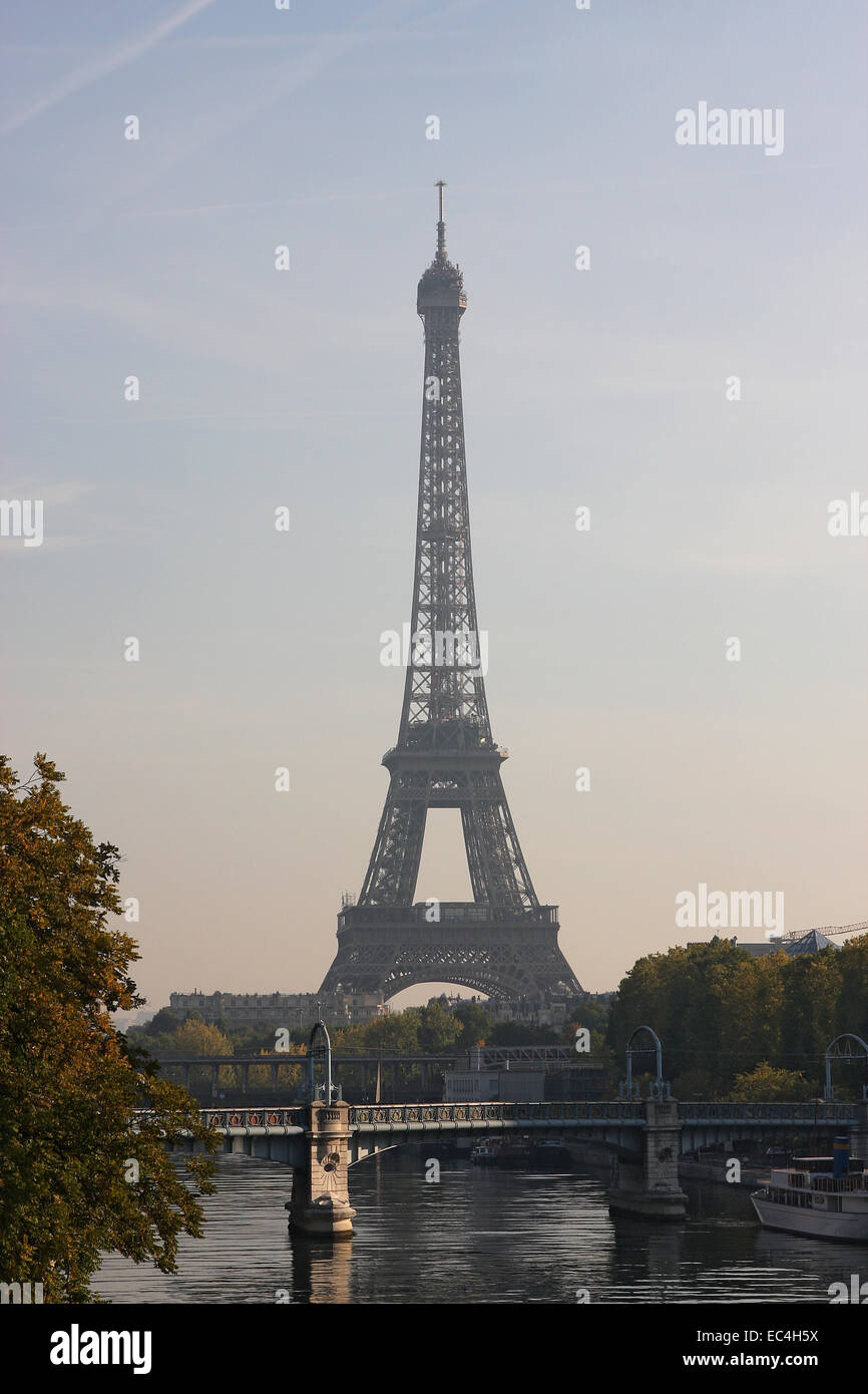 Paris eiffel tower tour eiffel steel rivets hi-res stock photography ...