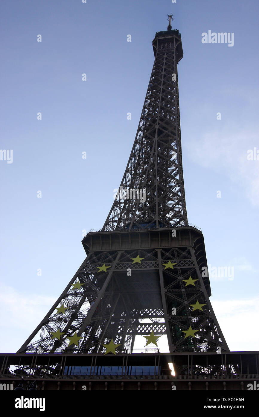 Paris eiffel tower tour eiffel steel rivets hi-res stock photography ...