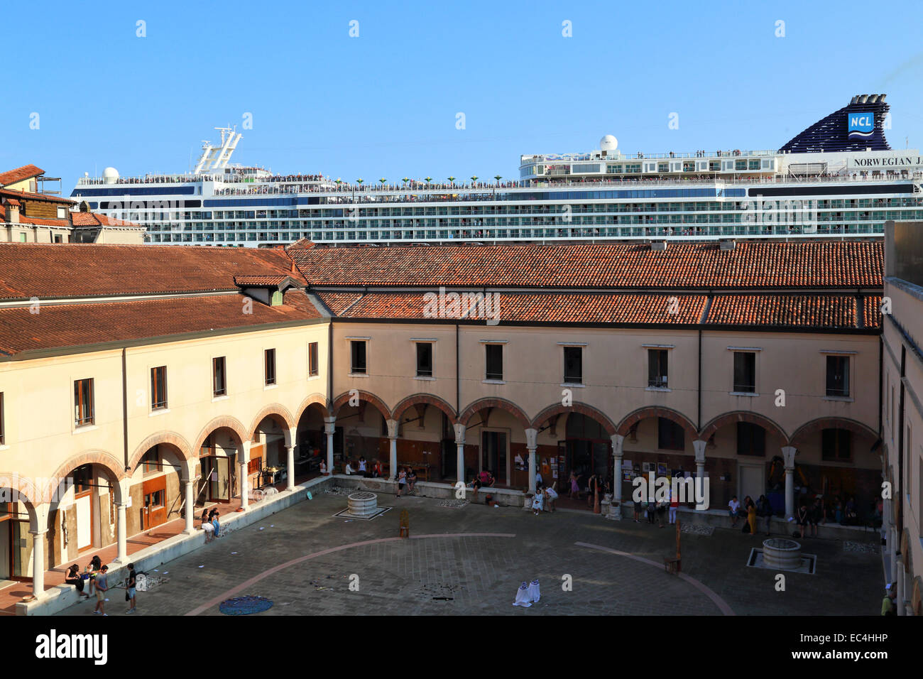 Norwegian cruise lines ship hi-res stock photography and images - Alamy