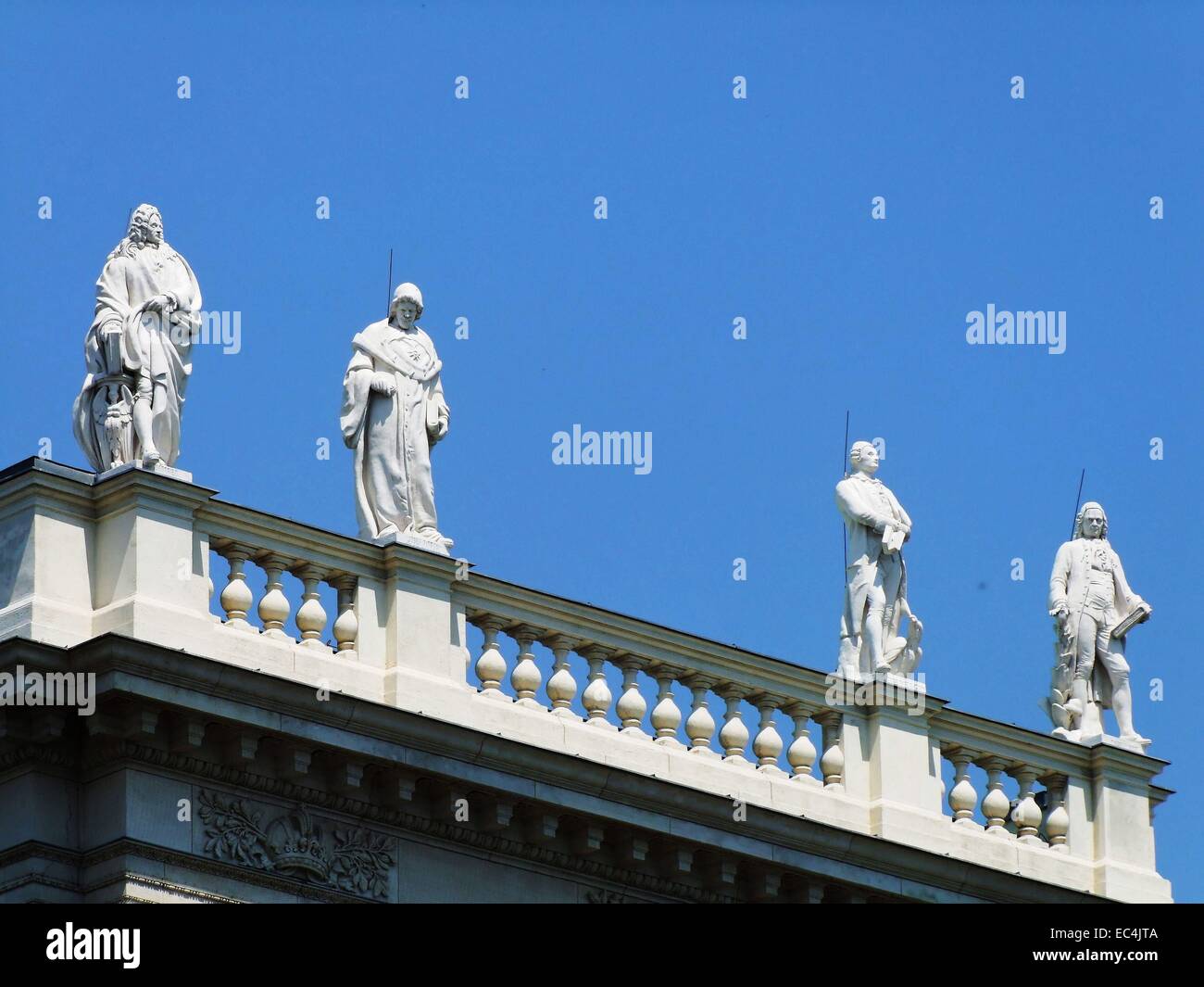 Balustrade figures on the faÃ§ade of the art-historical Museum Stock ...
