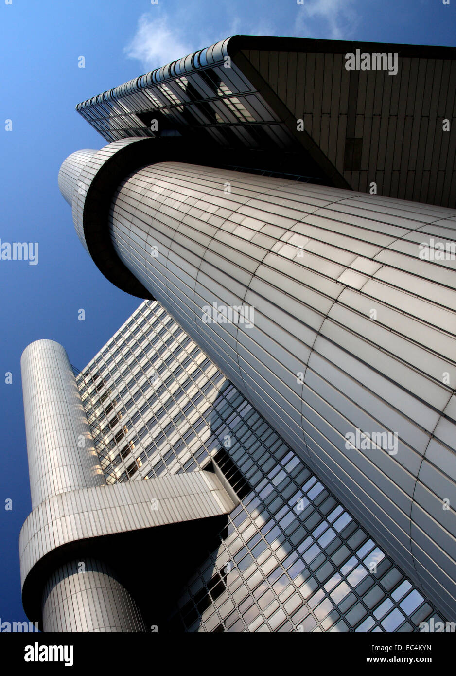 Bank skyscraper hi-res stock photography and images - Alamy