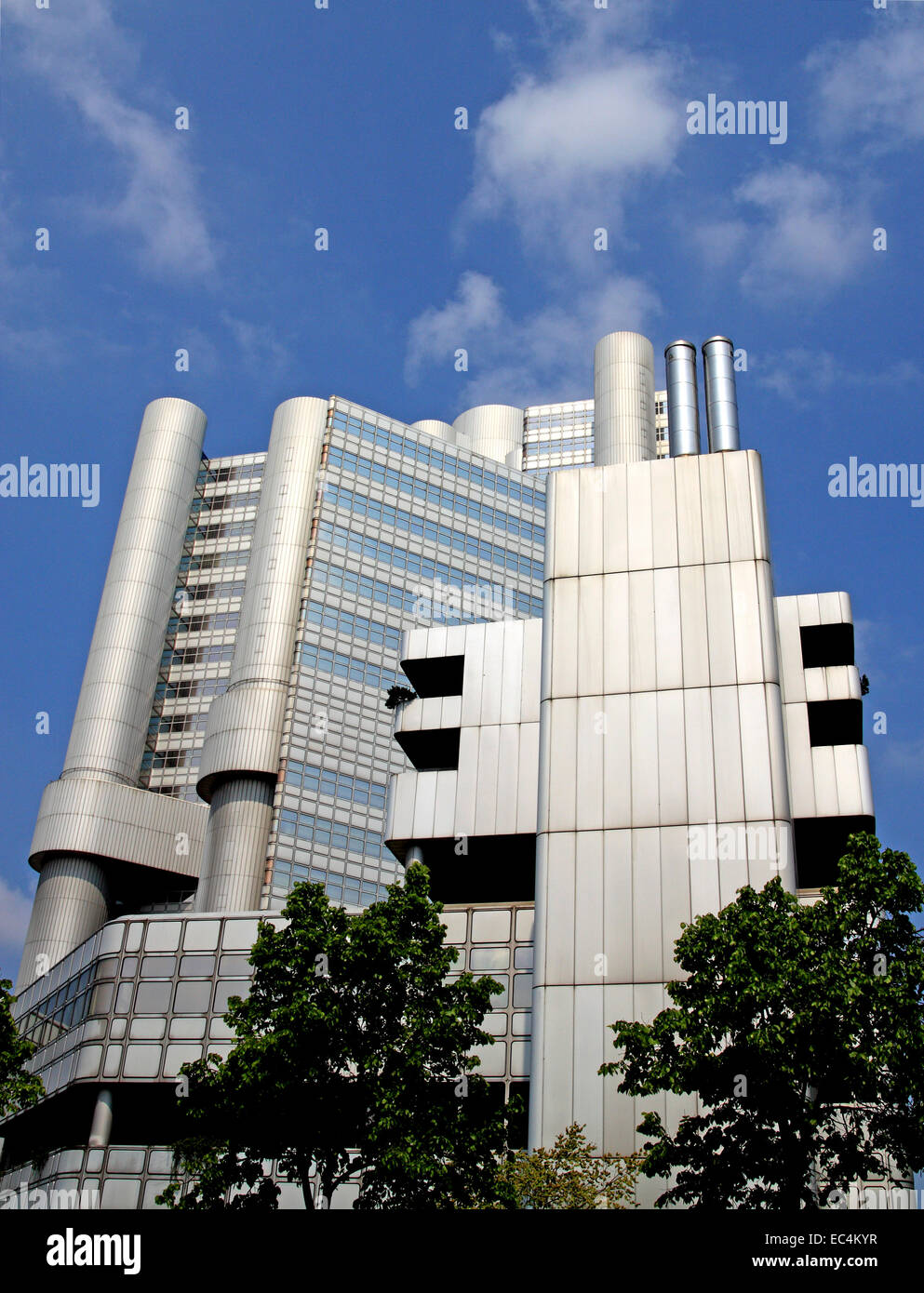 Bank skyscraper hi-res stock photography and images - Alamy