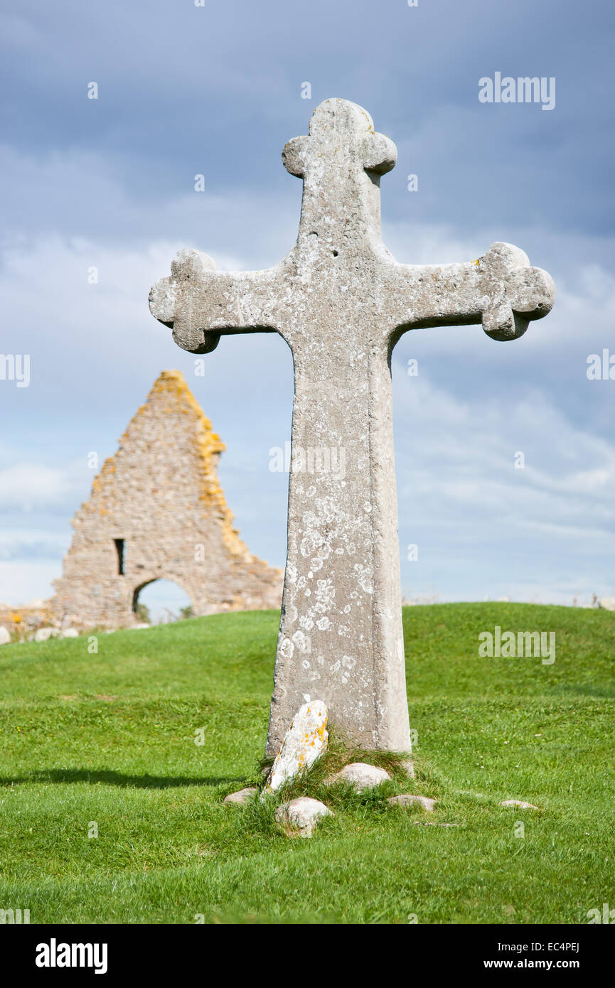 Stone Cross and the ruins of a chapel Stock Photo - Alamy