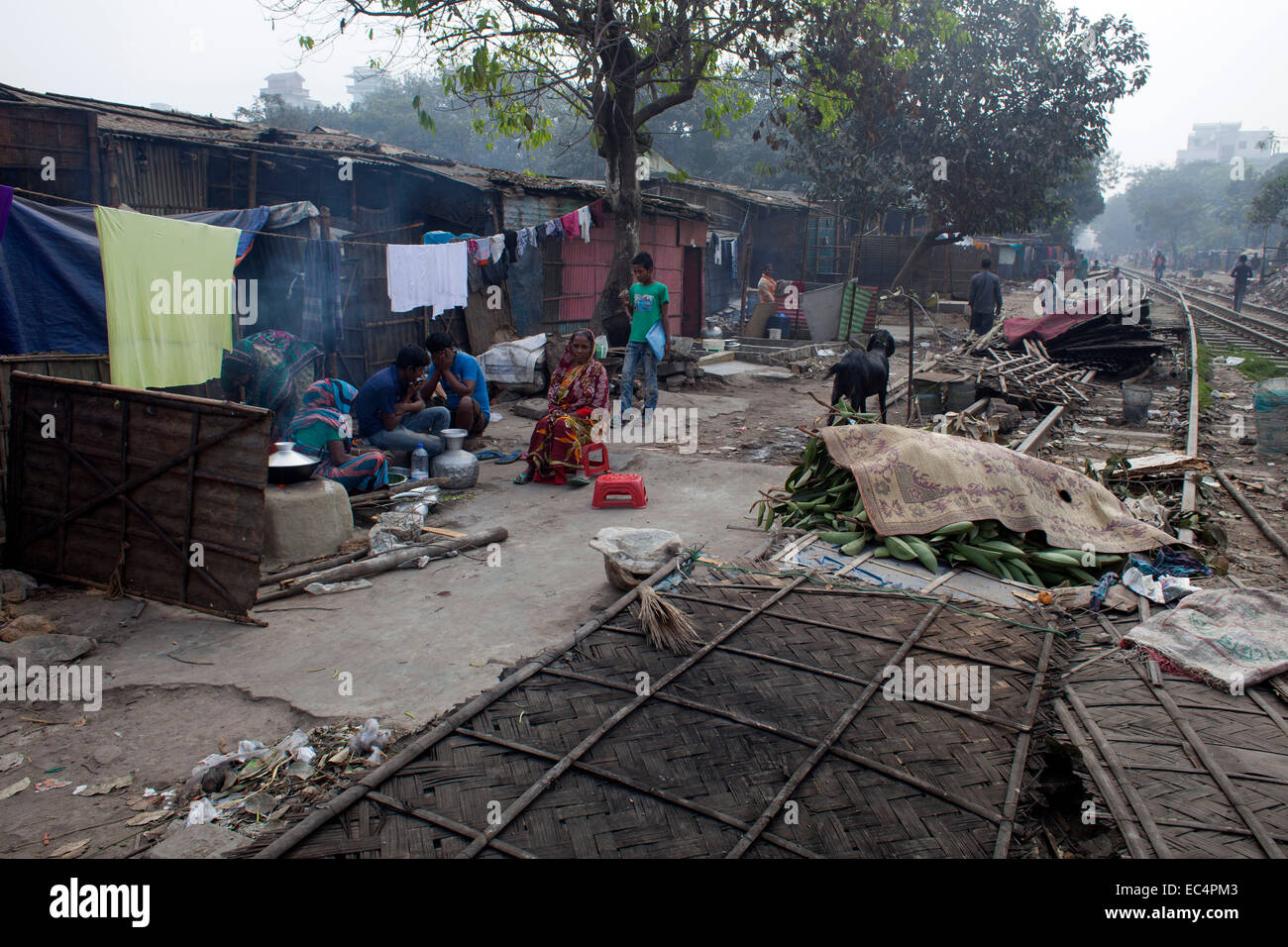 Dhaka, Bangladesh. 9th December, 2014. Slum people near Kamalapur Rail ...