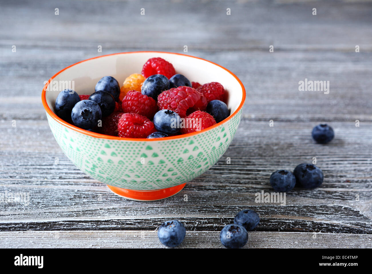 Raspberries and blueberries in a bowl, food Stock Photo - Alamy
