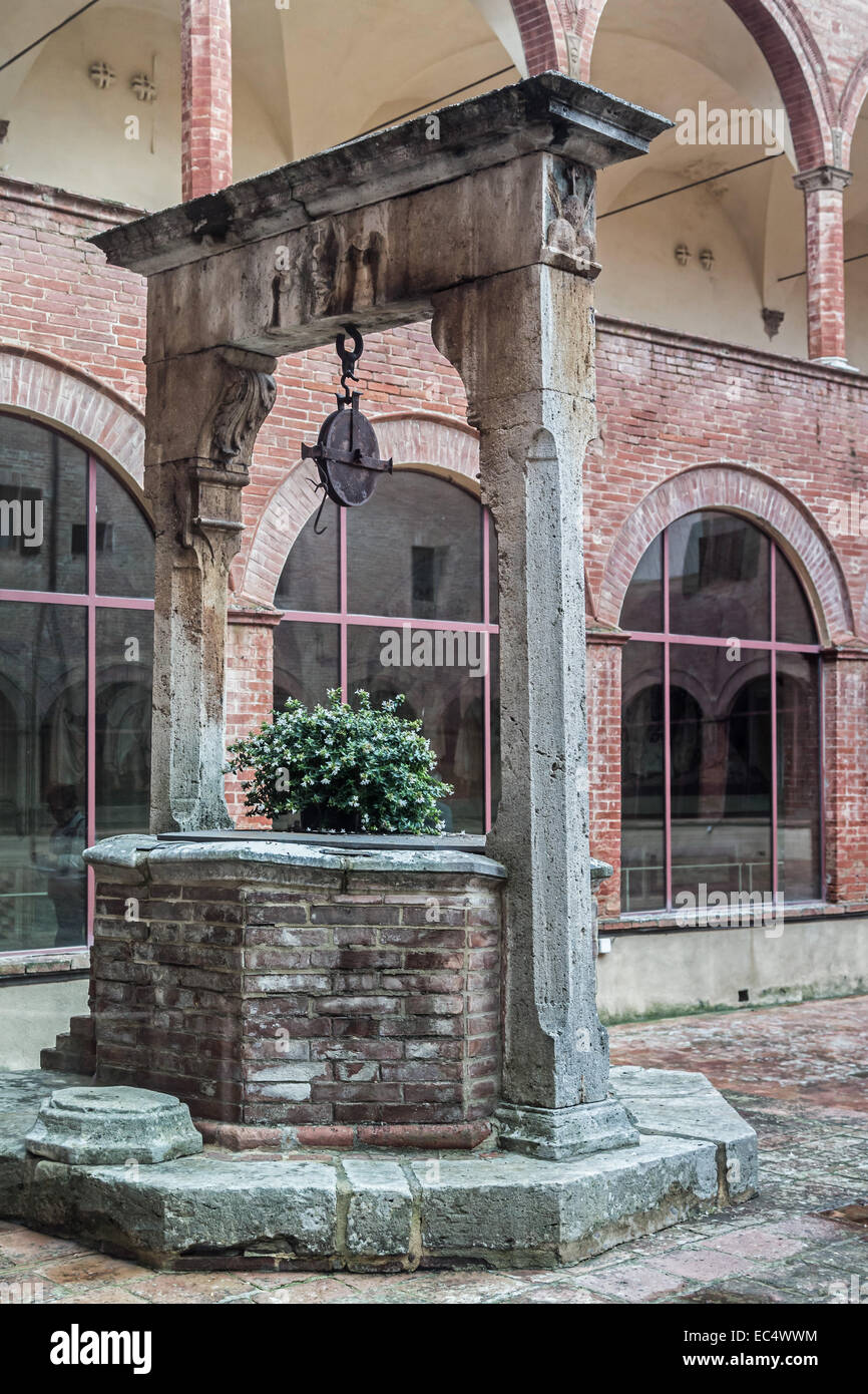 Medieval draw well in old courtyard Stock Photo - Alamy