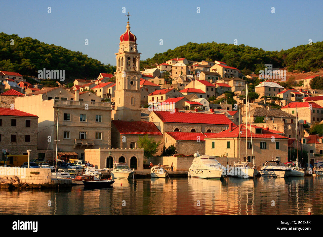 Croatia, Mittel-Dalmatien, Insel Brac, Hafen Pucisca und Kirche Hl ...