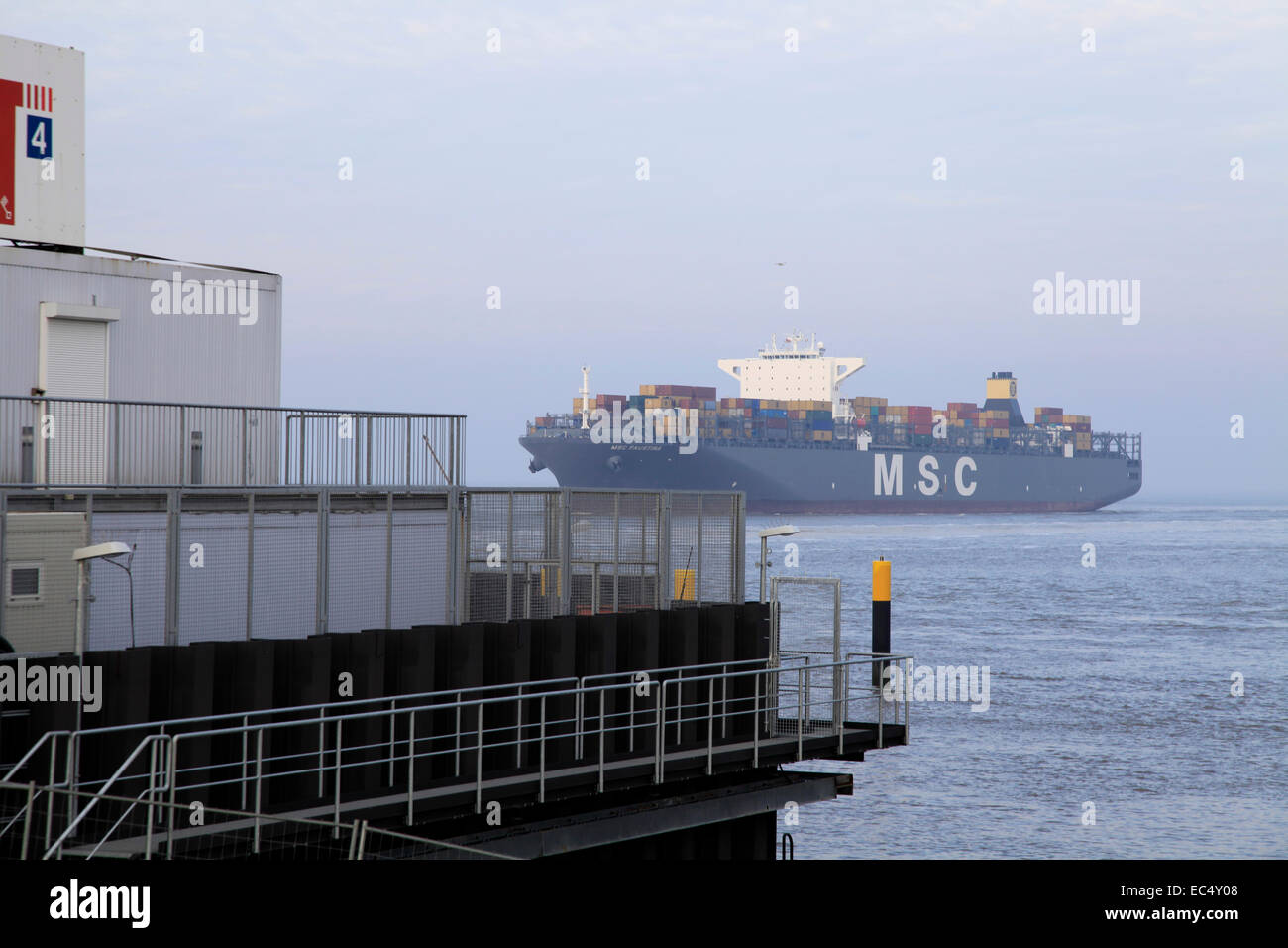 Containerterminal bremerhaven hi-res stock photography and images - Alamy