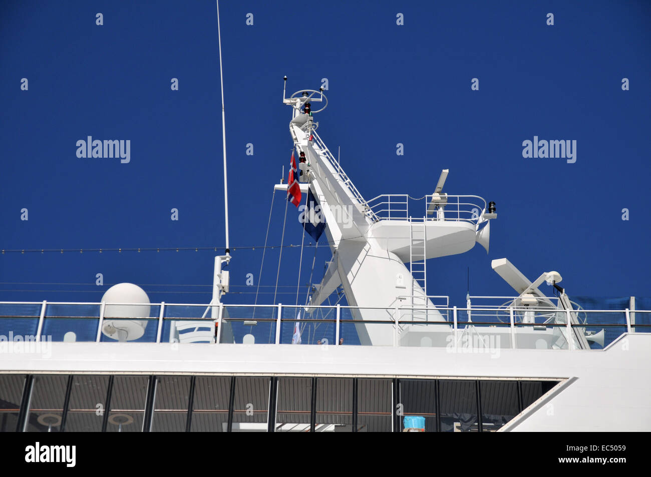 Ship positioning hi-res stock photography and images - Alamy