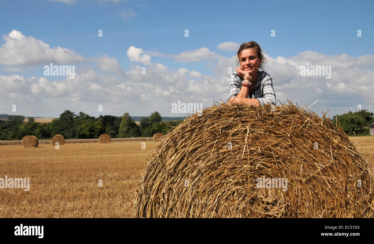 Female fields summer harvest hi-res stock photography and images - Alamy