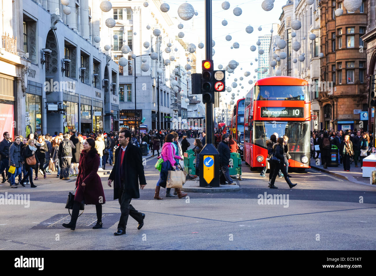 People crossing oxford street london hi-res stock photography and ...