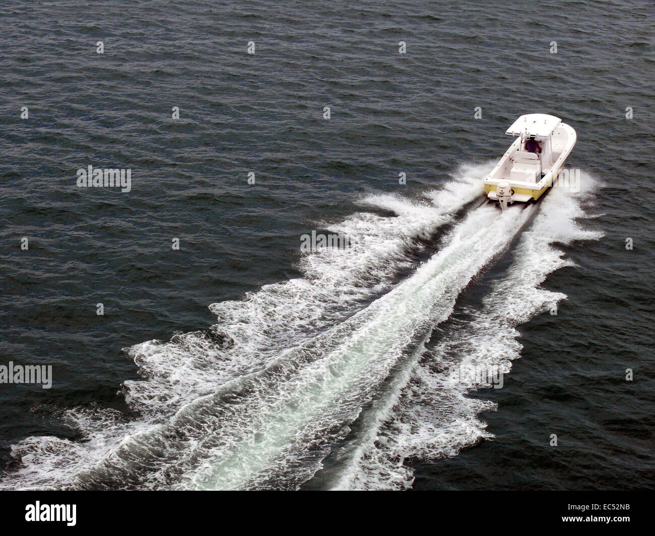 Ship full speed hi-res stock photography and images - Alamy