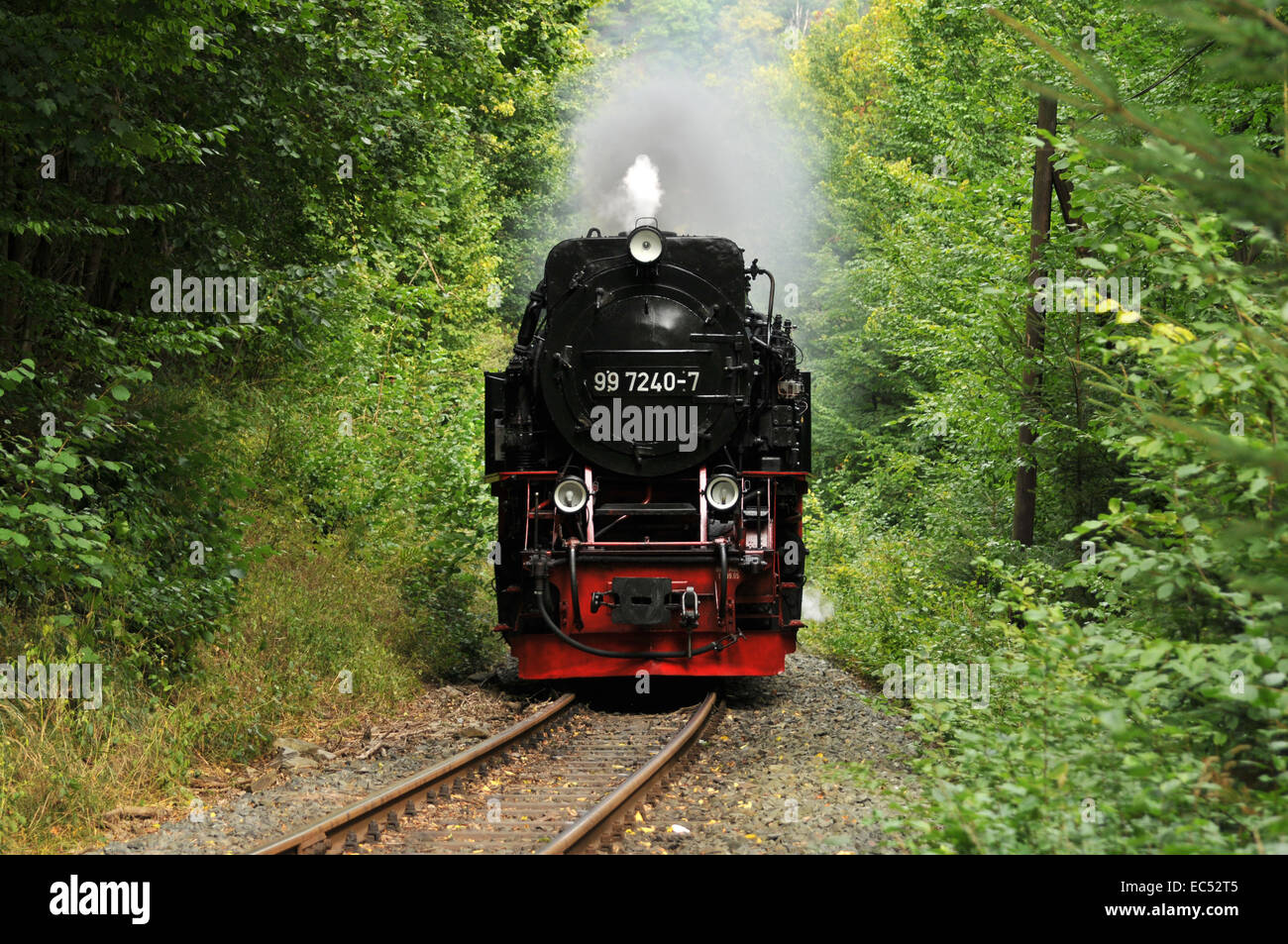 Full trains hi-res stock photography and images - Alamy