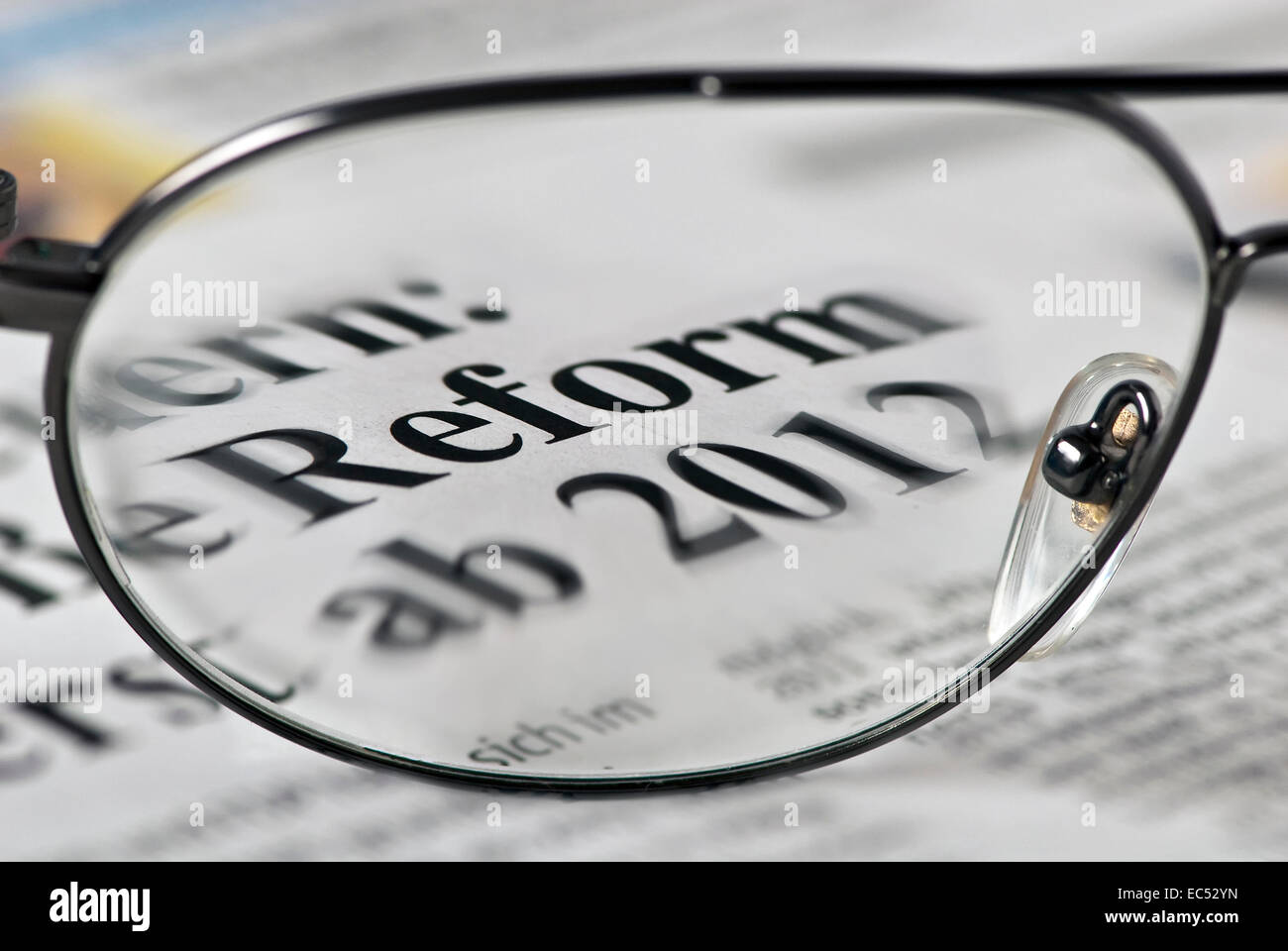 Newspaper article hi-res stock photography and images - Alamy