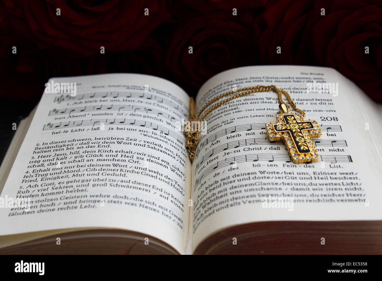 Cross chain hi-res stock photography and images - Alamy