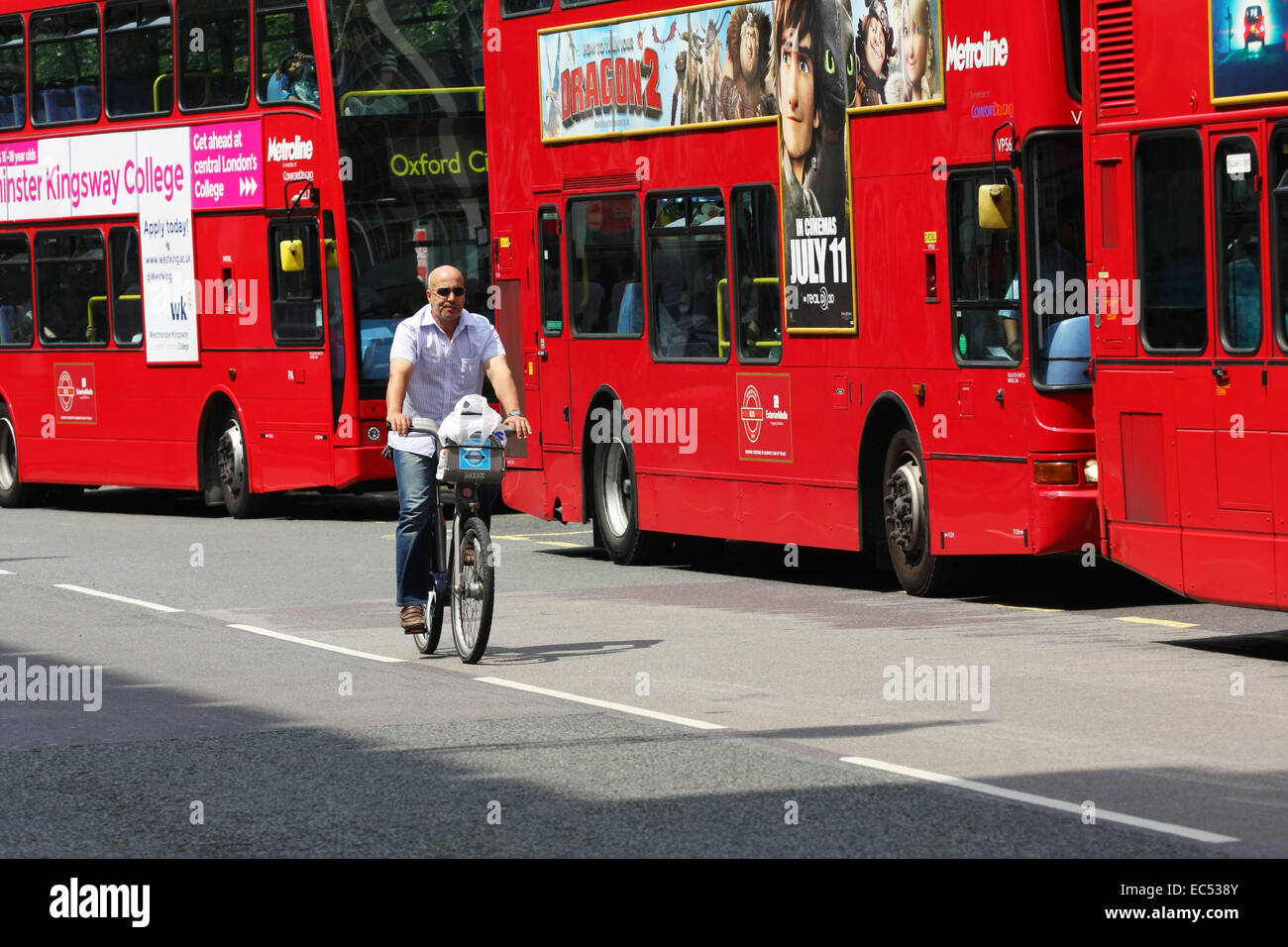 Queue of buses hi-res stock photography and images - Alamy