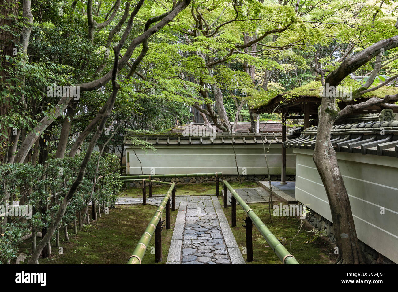 Koto-in zen temple, Daitoku-ji, Kyoto, Japan. The entrance path from ...