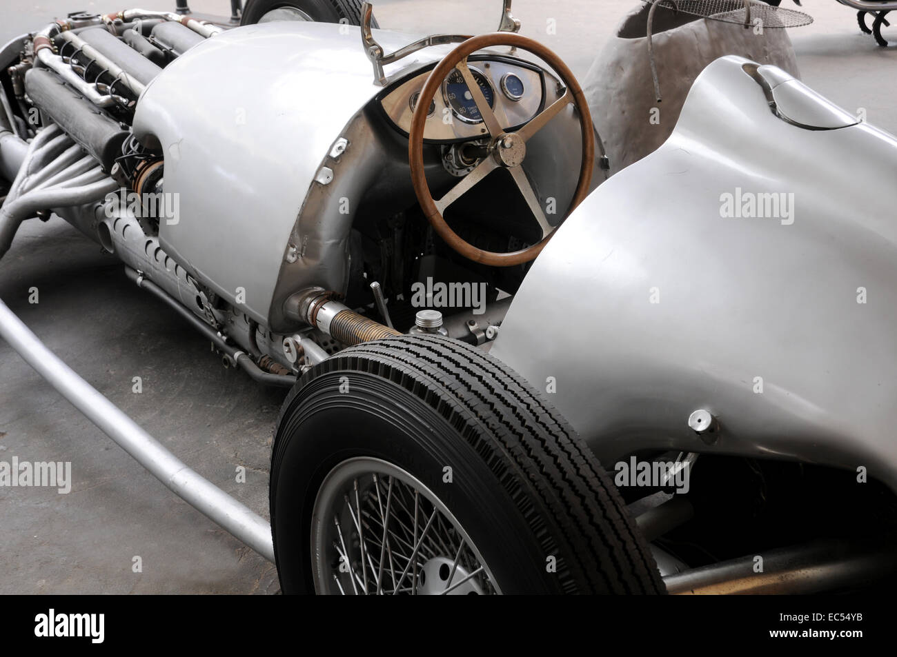 Silver arrow hi-res stock photography and images - Alamy