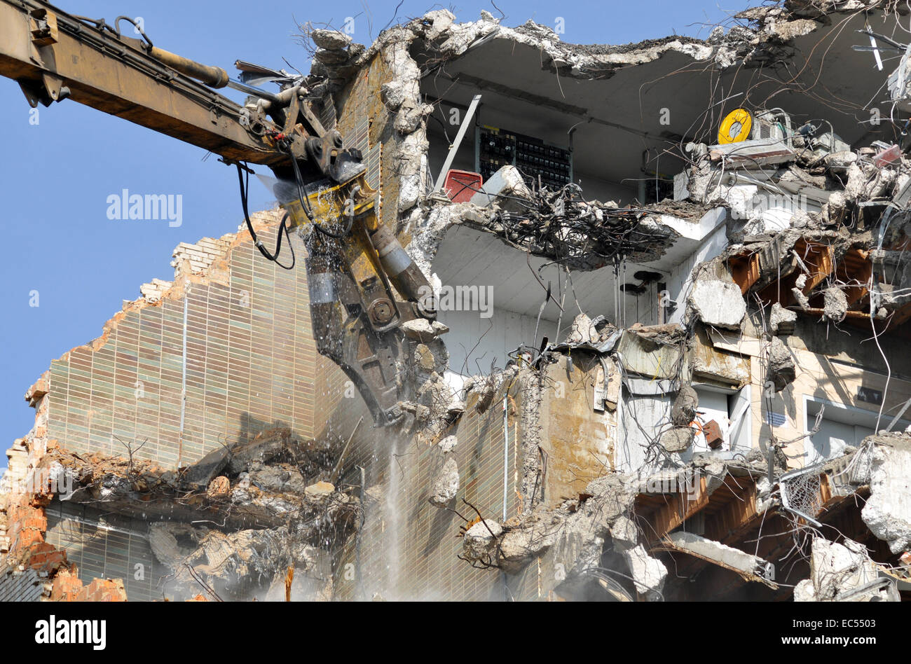 Demolition shear hi-res stock photography and images - Alamy