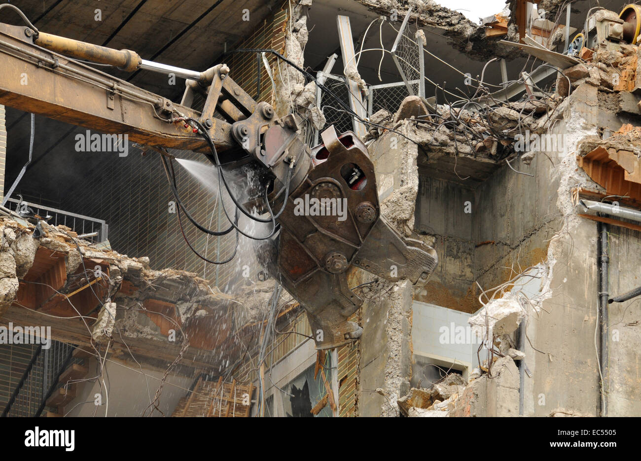 Demolition shear hi-res stock photography and images - Alamy