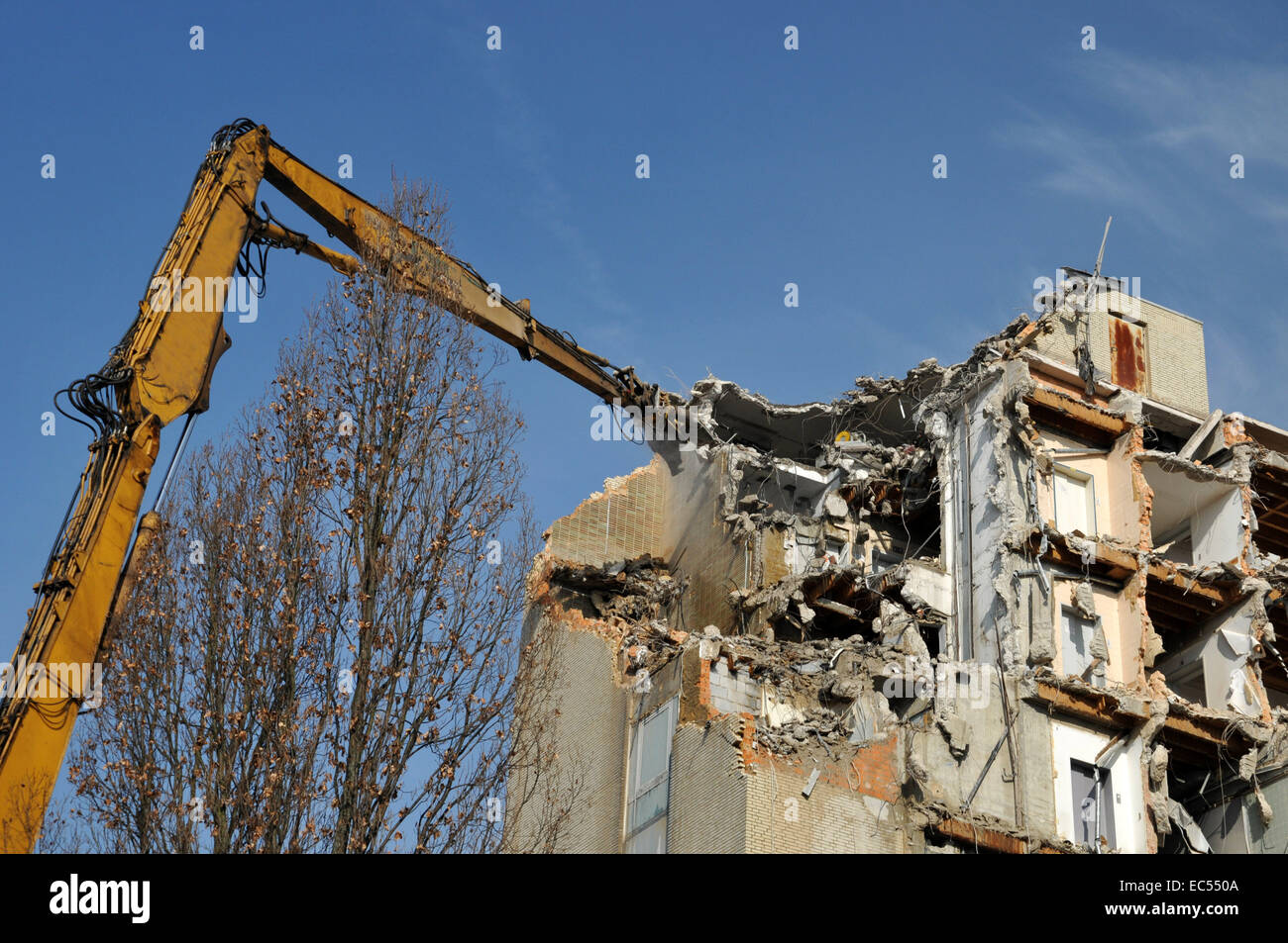 Demolition shear hi-res stock photography and images - Alamy