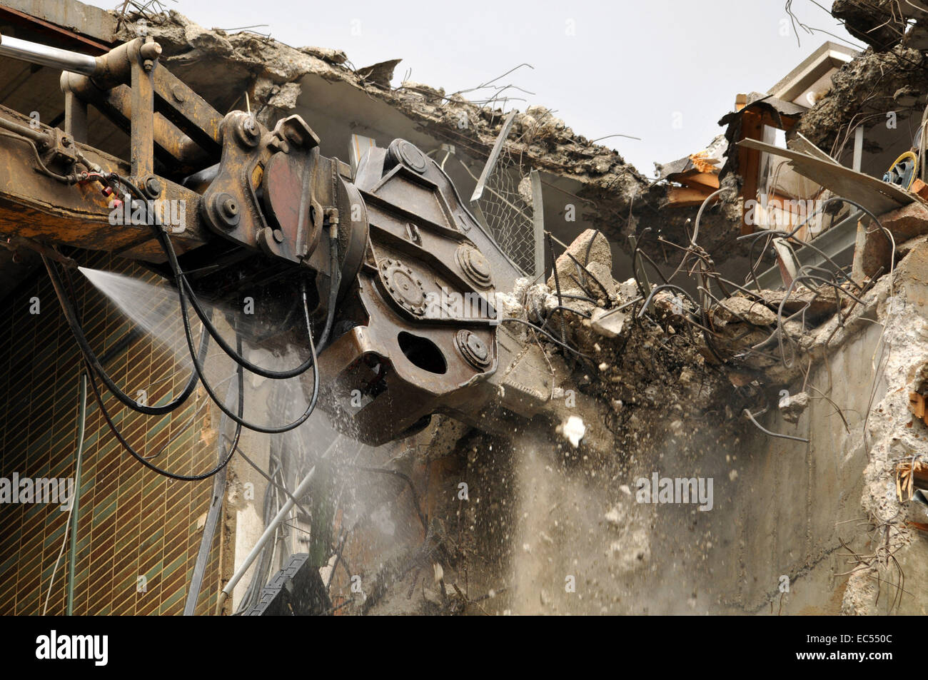 Demolition shear hi-res stock photography and images - Alamy