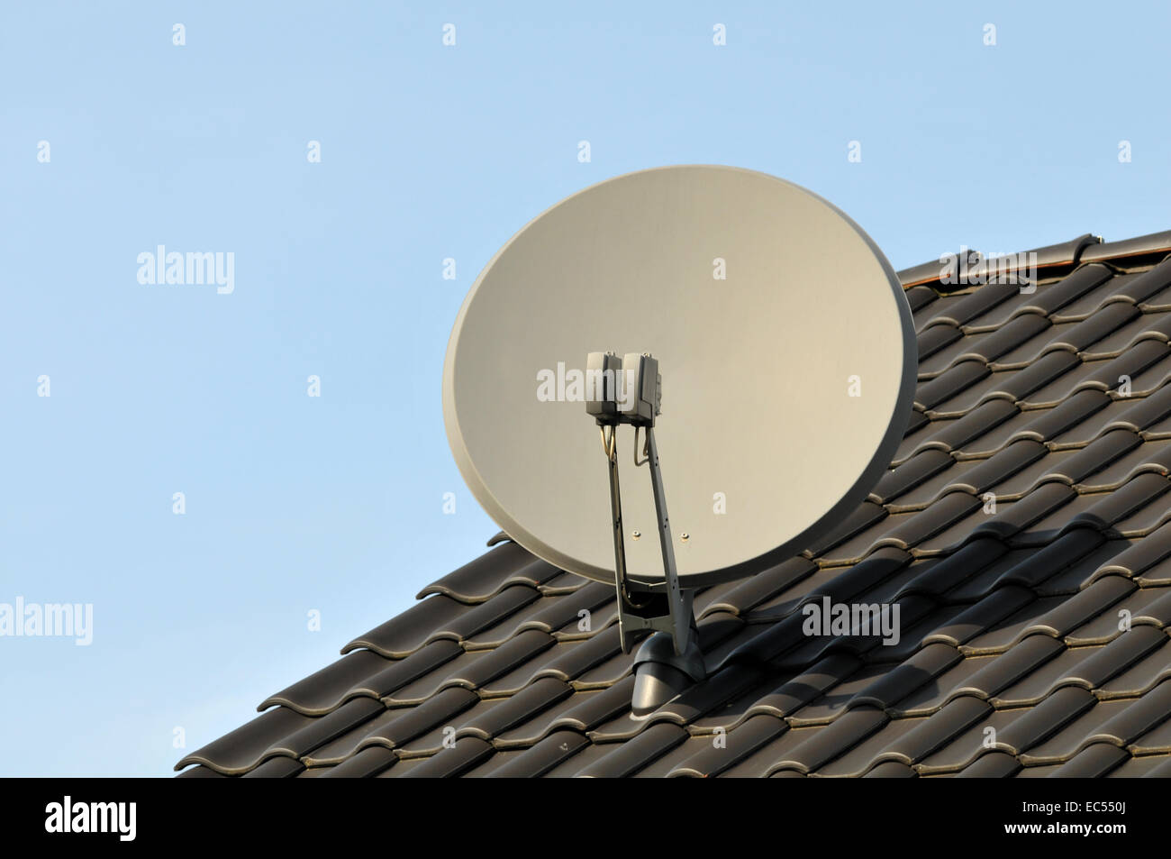 Tv receiving dish hi-res stock photography and images - Alamy