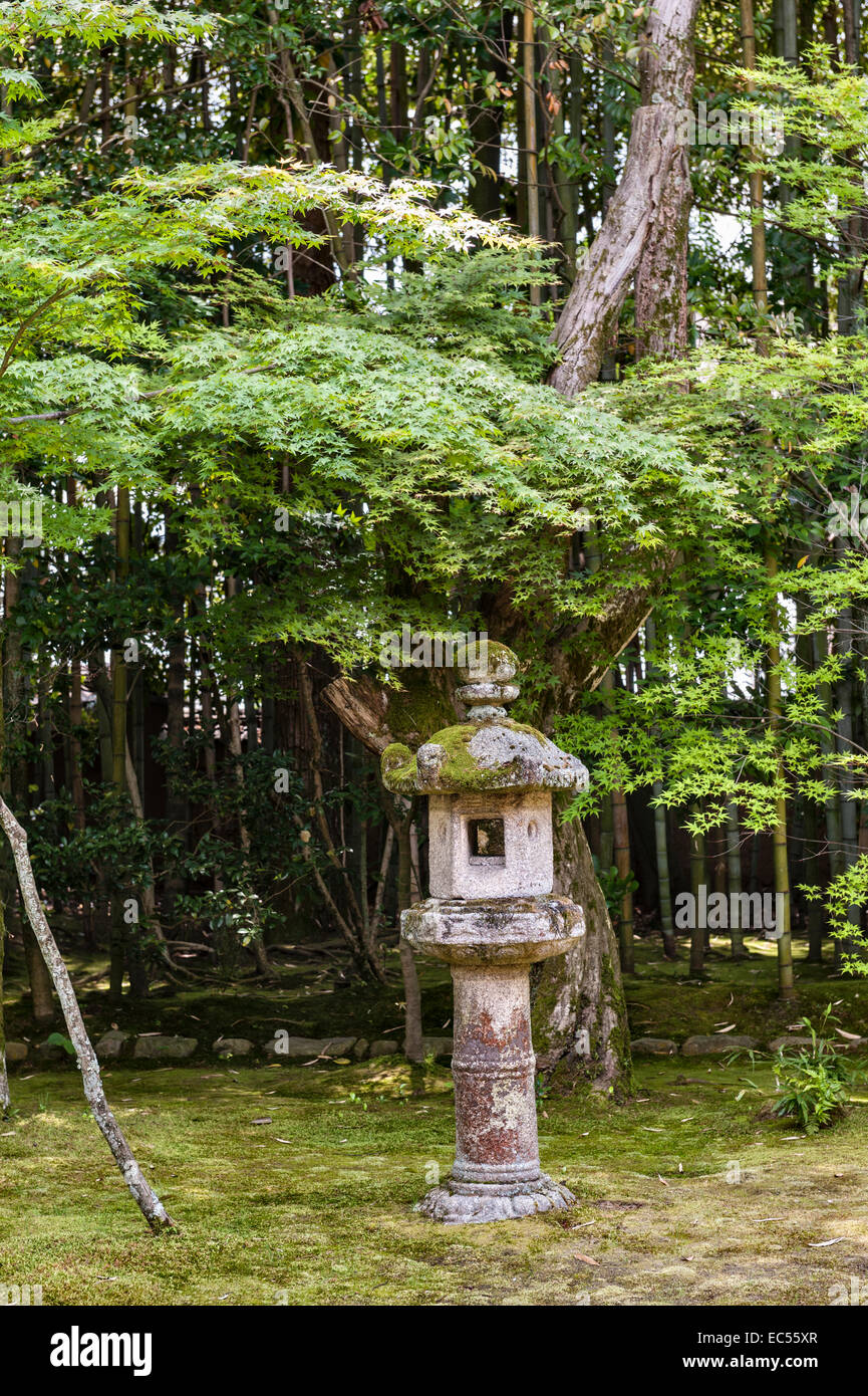 A tōrō or stone lantern in the garden of Koto-in zen temple, Daitoku-ji ...