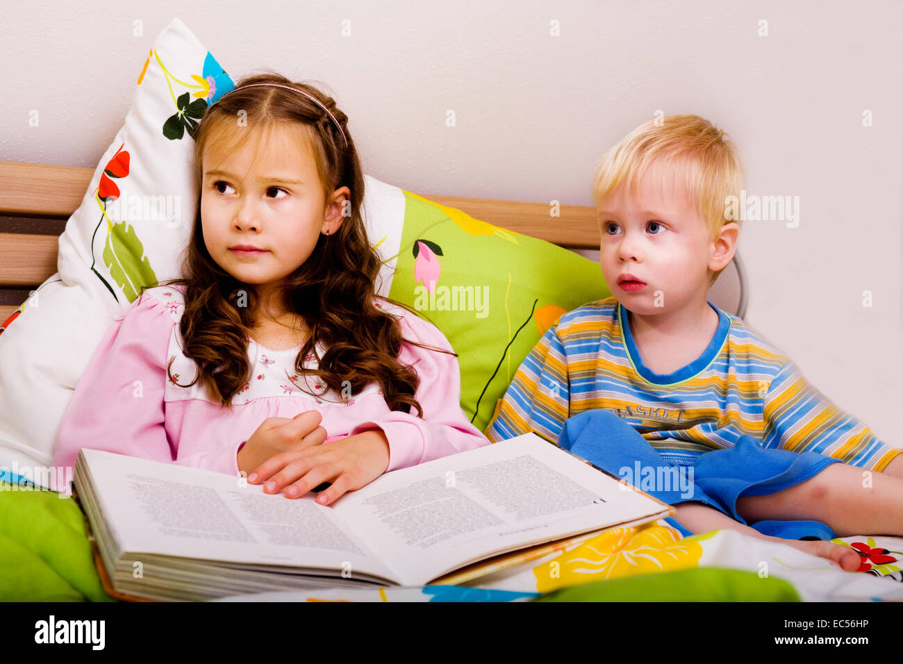 kids in the bedroom watching tv Stock Photo - Alamy