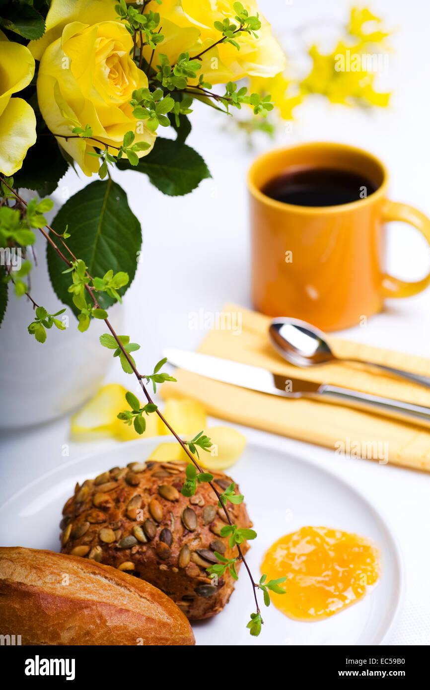 breakfast arrangement in yellow and white Stock Photo - Alamy