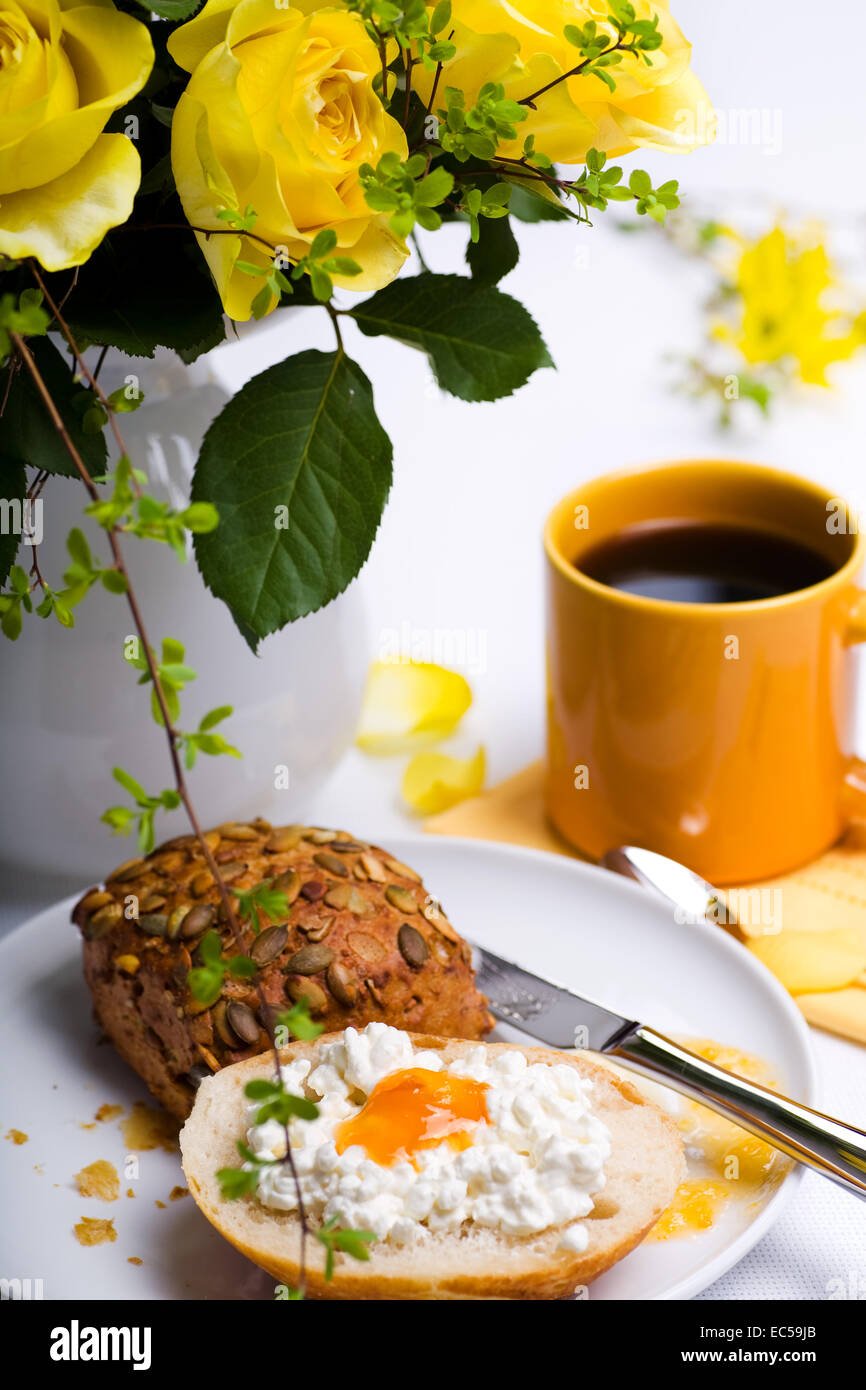 breakfast arrangement in yellow and white Stock Photo - Alamy