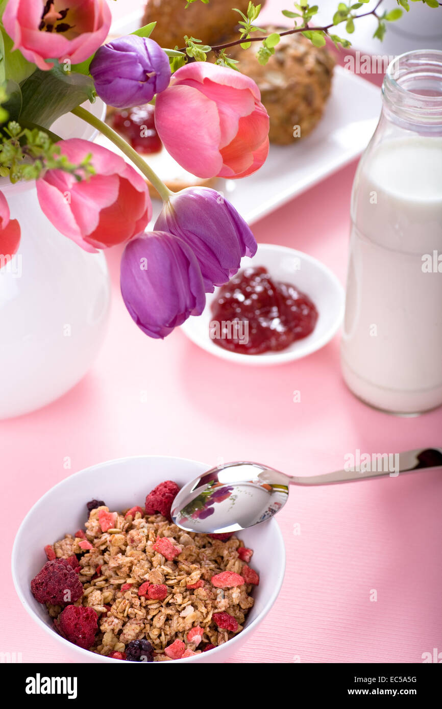 breakfast arrangement in pink and white Stock Photo - Alamy